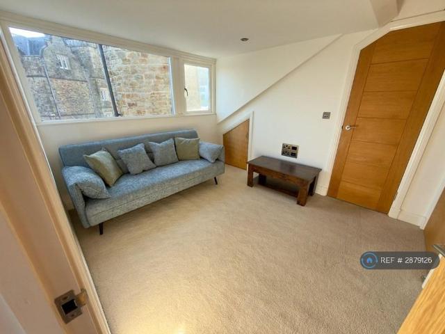 1 bedroom in a house share to rent