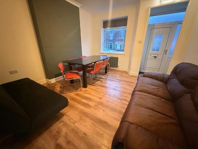 1 bedroom in a house share to rent