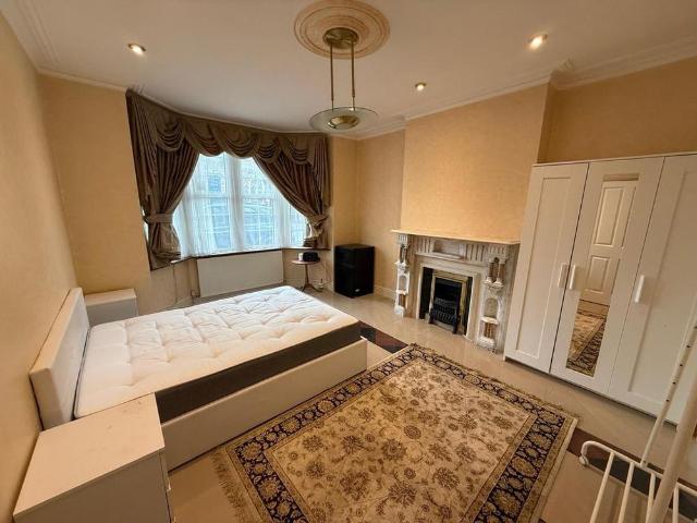 1 bedroom in a house share to rent