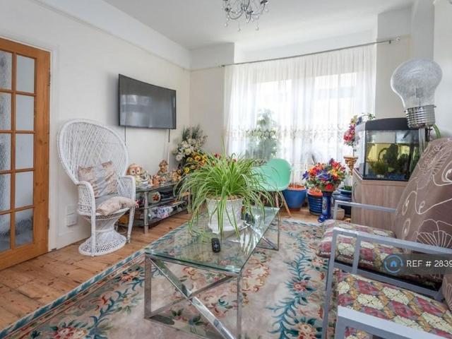 1 bedroom in a house share to rent