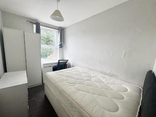 1 bedroom in a house share to rent