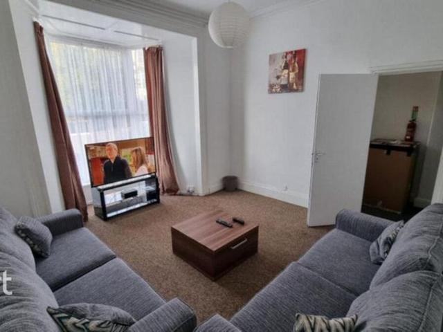 1 bedroom in a house share to rent