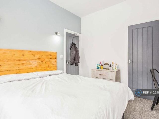 1 bedroom in a house share to rent