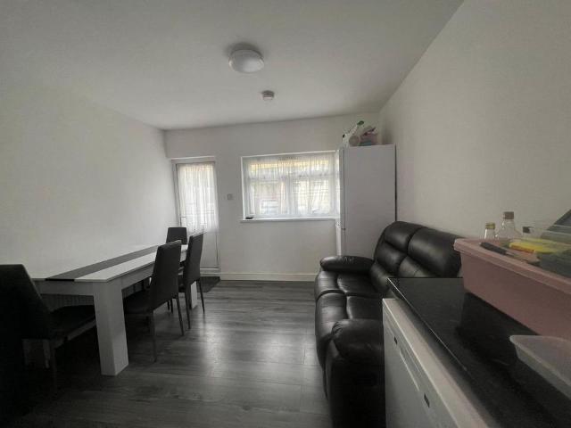 1 bedroom in a house share to rent