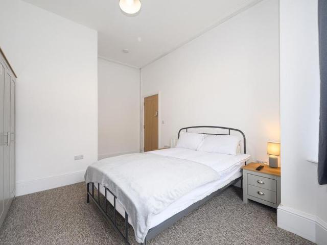 1 bedroom in a house share to rent