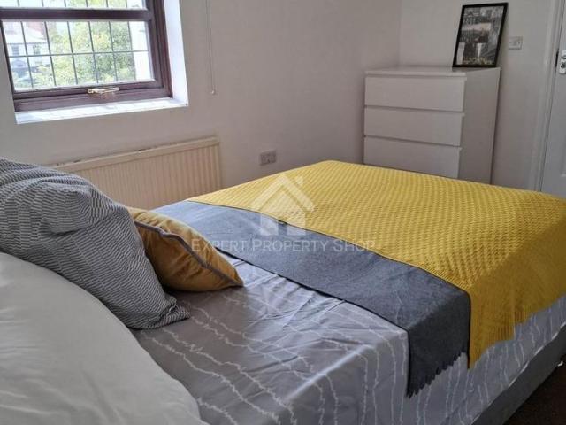 1 bedroom in a house share to rent