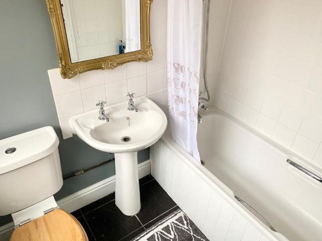 1 bedroom in a house share to rent