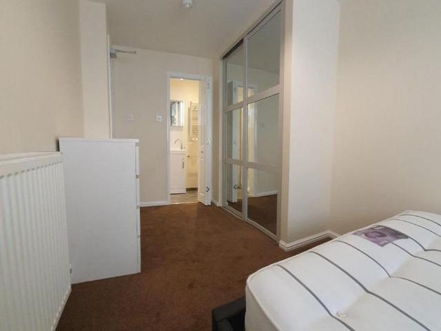 1 bedroom in a house share to rent
