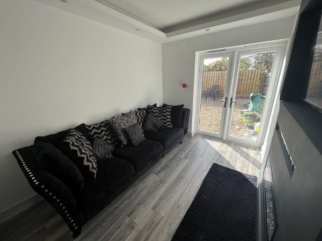 1 bedroom in a house share to rent