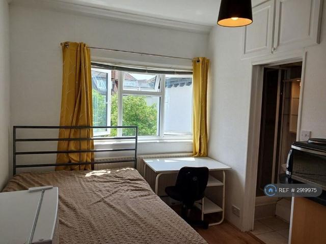 1 bedroom in a house share to rent