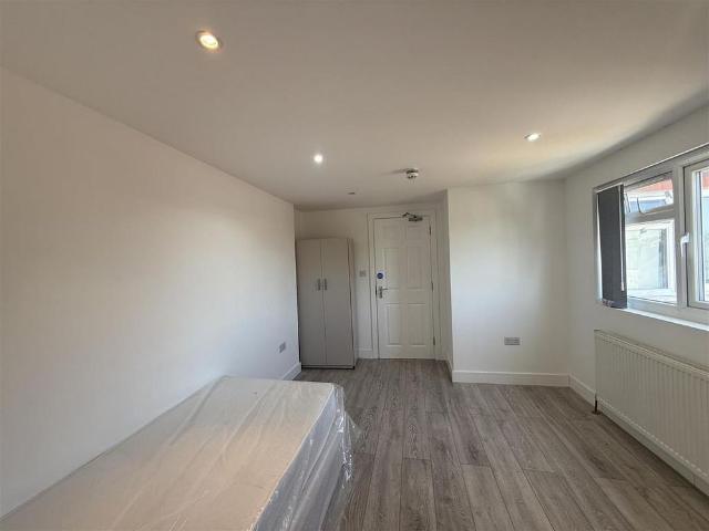1 bedroom in a house share to rent
