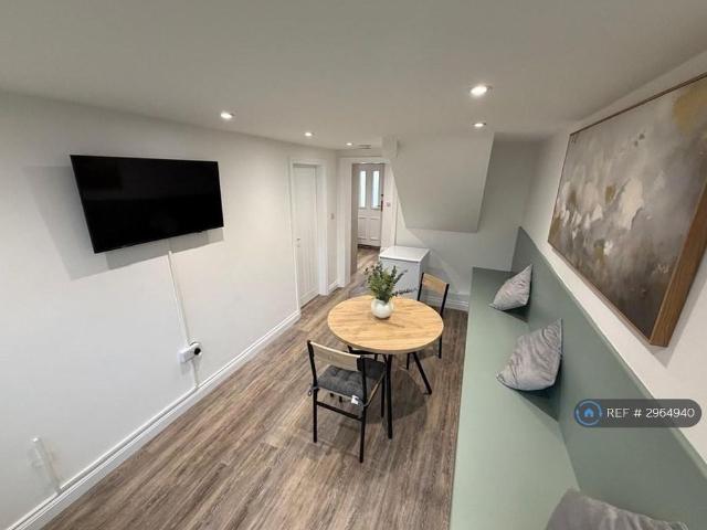 1 bedroom in a house share to rent