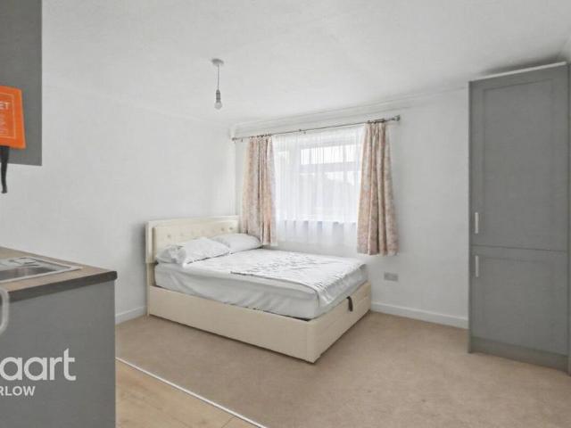1 bedroom in a house share to rent