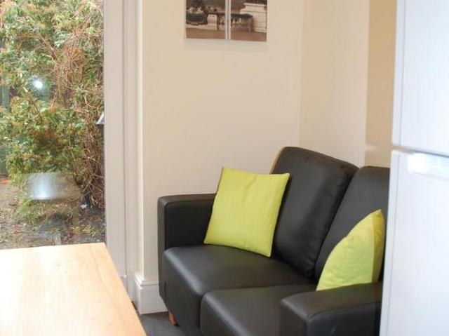1 bedroom in a house share to rent
