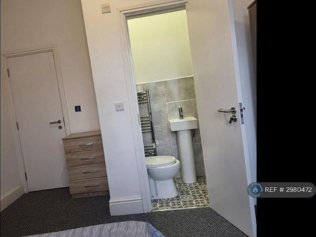 1 bedroom in a house share to rent