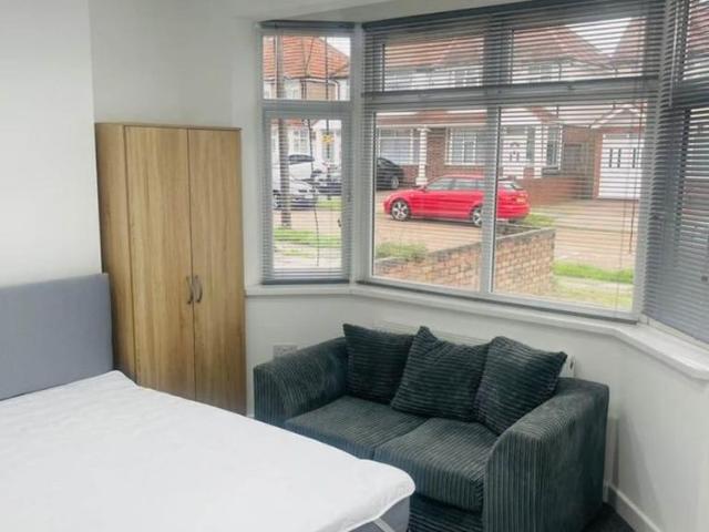 1 bedroom in a house share to rent