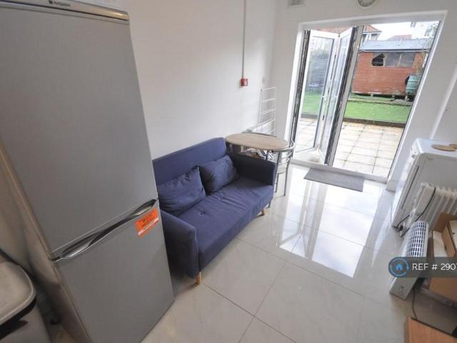 1 bedroom in a house share to rent