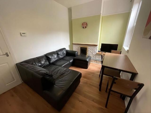 1 bedroom in a house share to rent