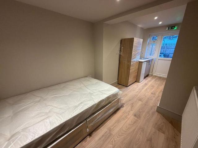 1 bedroom in a house share to rent
