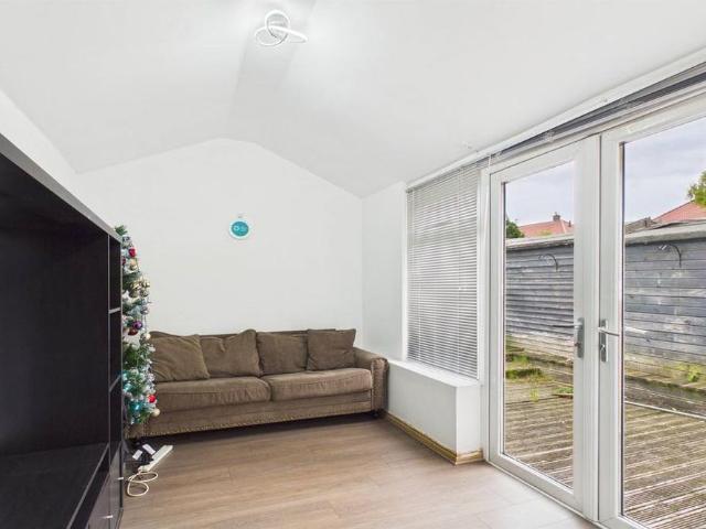 1 bedroom in a house share to rent