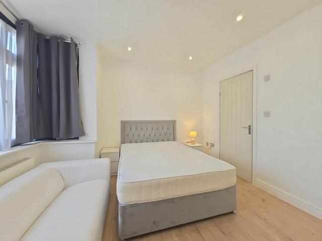 1 bedroom in a house share to rent