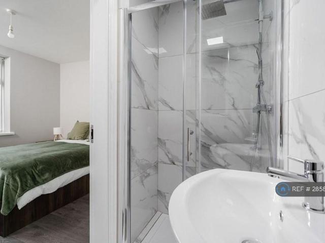 1 bedroom in a house share to rent