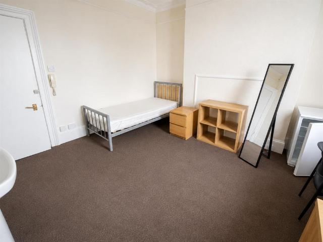1 bedroom in a house share to rent