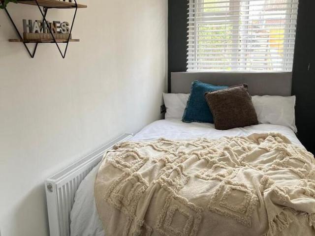 1 bedroom in a house share to rent