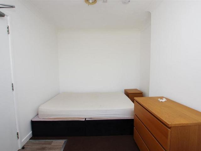 1 bedroom in a house share to rent