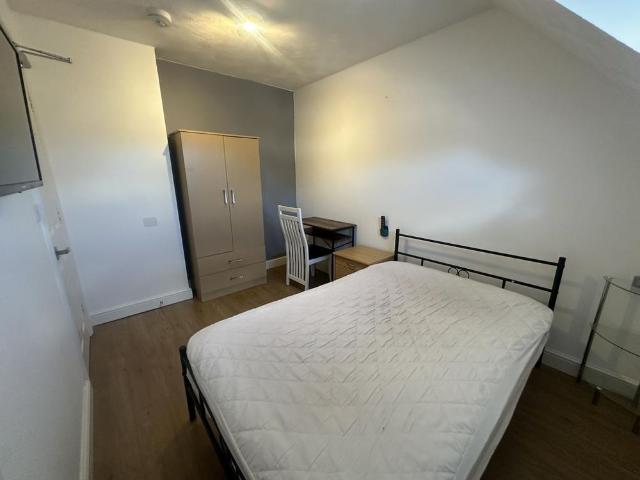 1 bedroom in a house share to rent
