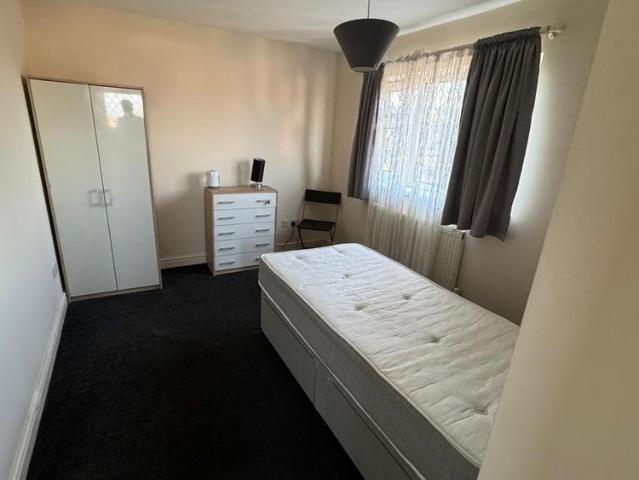 1 bedroom in a house share to rent