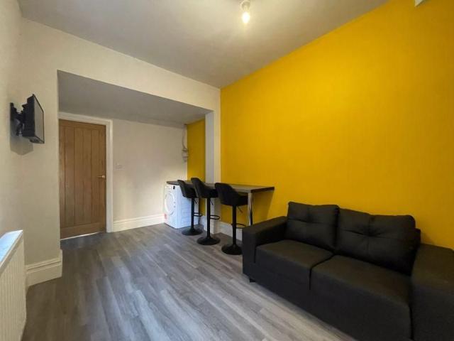 1 bedroom in a house share to rent