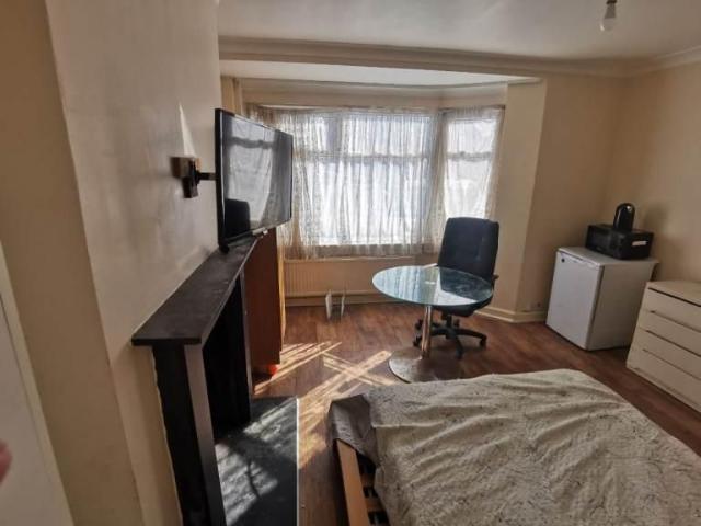 1 bedroom in a house share to rent