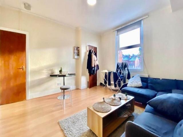 1 bedroom in a house share to rent