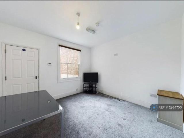 1 bedroom in a house share to rent