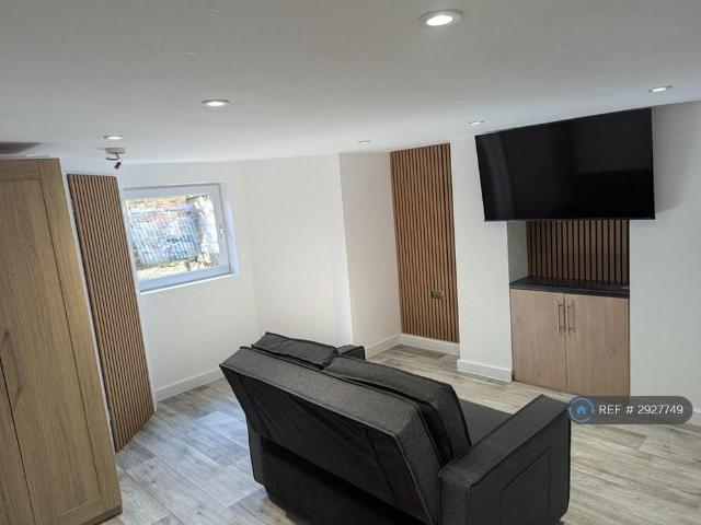 1 bedroom in a house share to rent