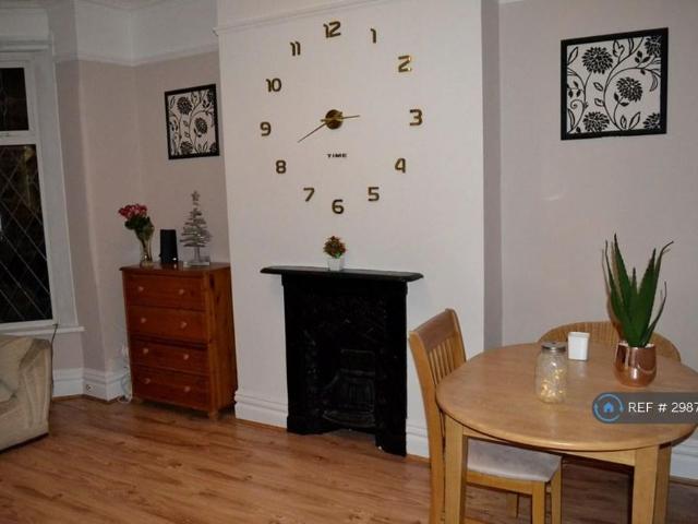 1 bedroom in a house share to rent