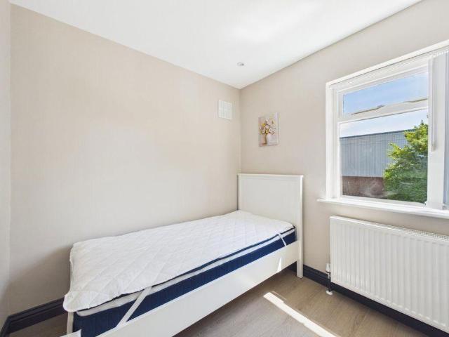 1 bedroom in a house share to rent