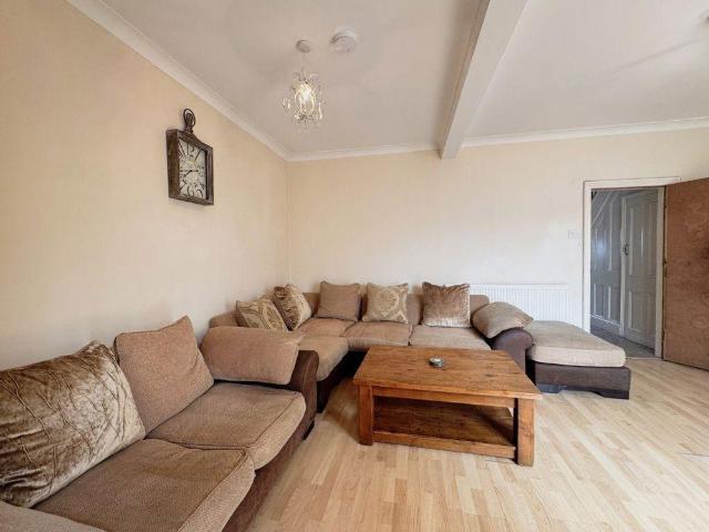 1 bedroom in a house share to rent