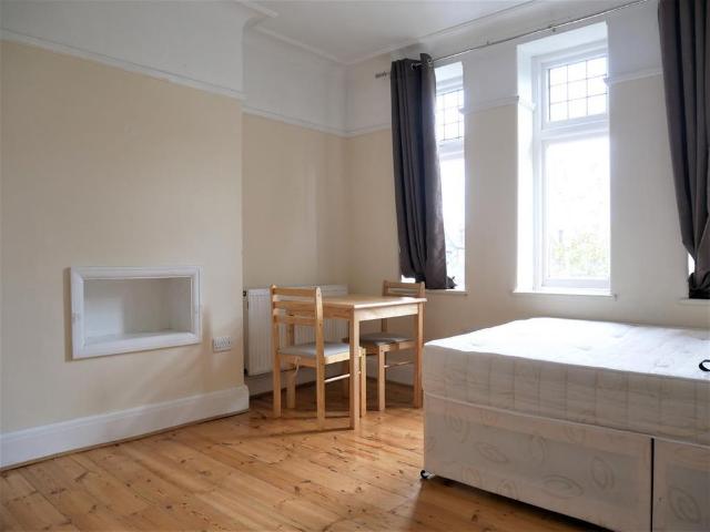 1 bedroom in a house share to rent