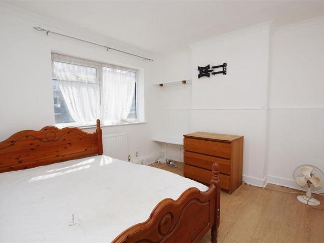 1 bedroom in a house share to rent