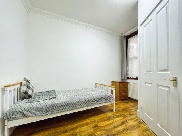 1 bedroom in a house share to rent