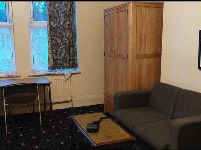 1 bedroom in a house share to rent