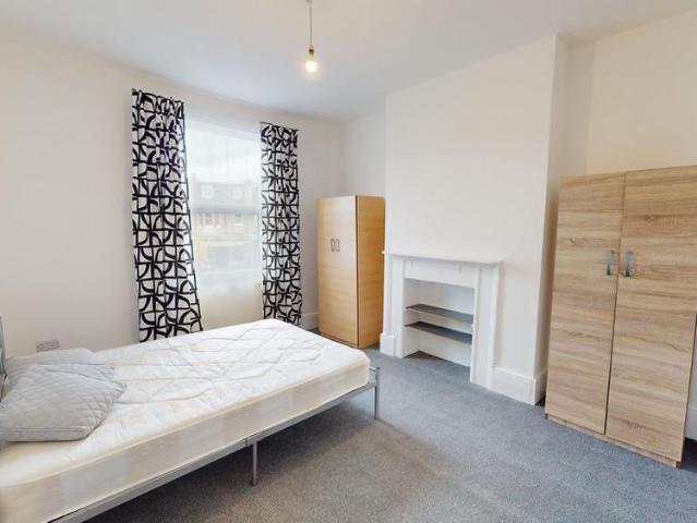 1 bedroom in a house share to rent