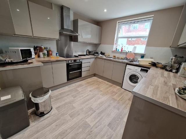 1 bedroom in a house share to rent