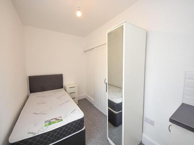 1 bedroom in a house share to rent