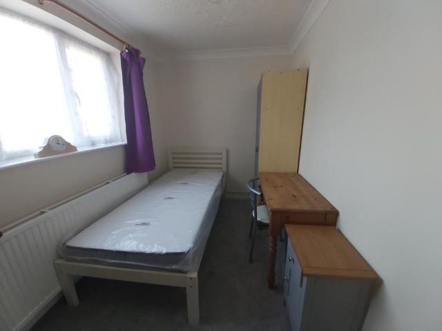 1 bedroom in a house share to rent