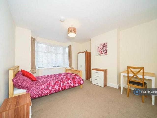 1 bedroom in a house share to rent