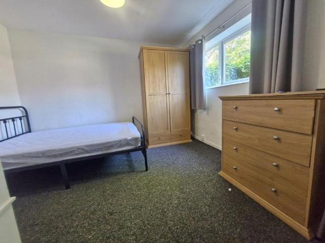 1 bedroom in a house share to rent