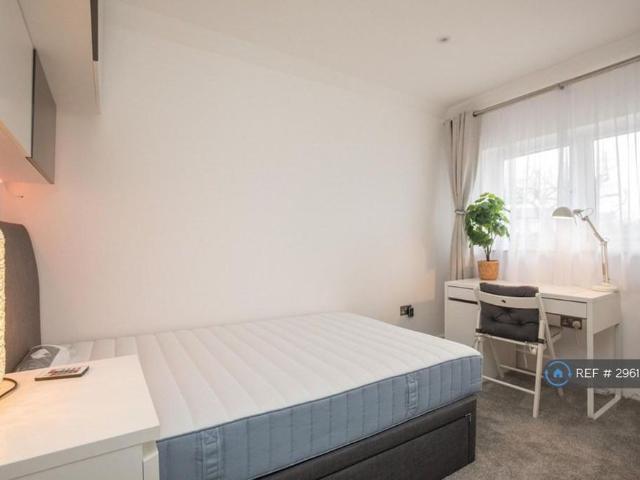 1 bedroom in a house share to rent